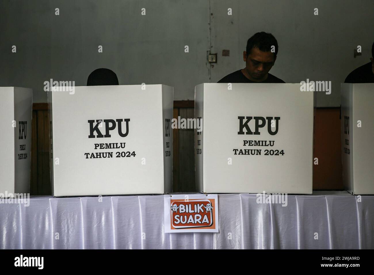 INDONESIA GENERAL ELECTION Residents vote during the general election ...