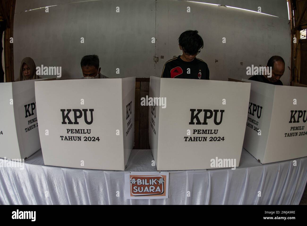 INDONESIA GENERAL ELECTION Residents vote during the general election ...