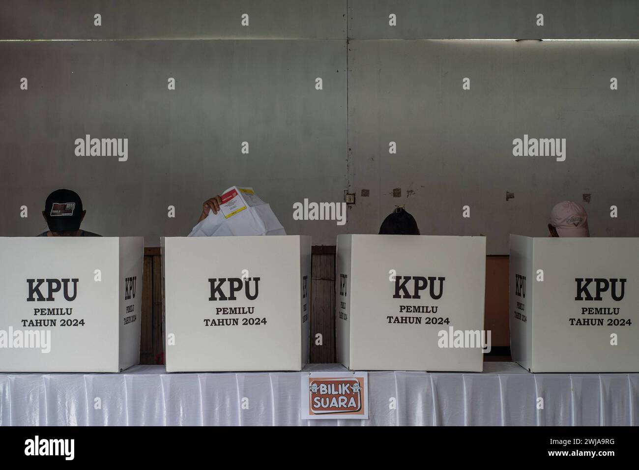 INDONESIA GENERAL ELECTION Residents vote during the general election ...