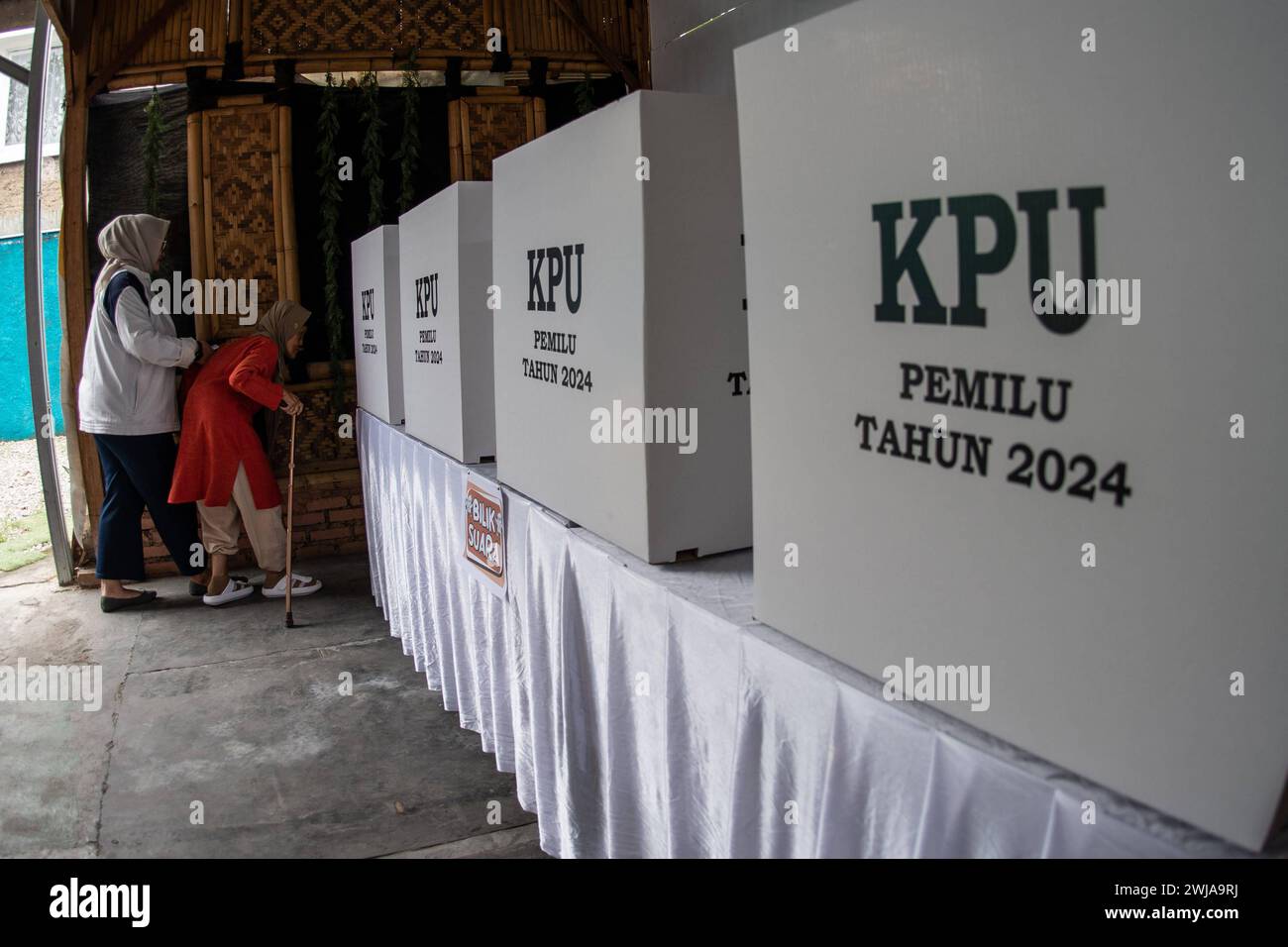 INDONESIA GENERAL ELECTION Residents vote during the general election ...
