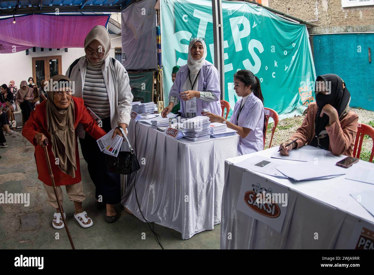 INDONESIA GENERAL ELECTION Residents vote during the general election ...