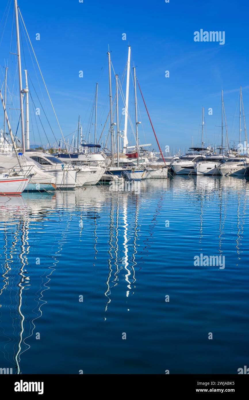 Beautiful Port Vauban marina in Antibes on the French Riviera, Côte d ...
