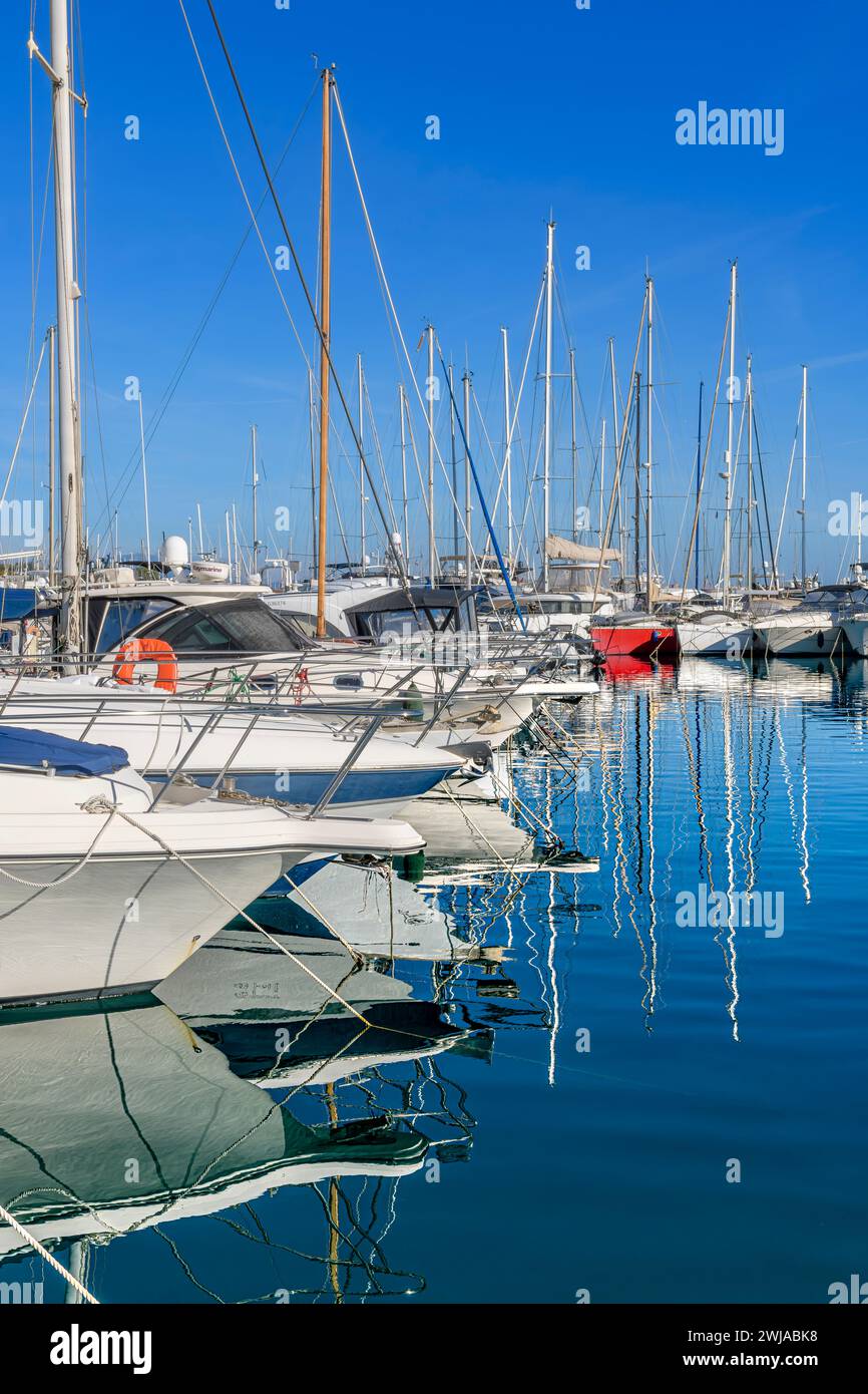 Beautiful Port Vauban marina in Antibes on the French Riviera, Côte d ...