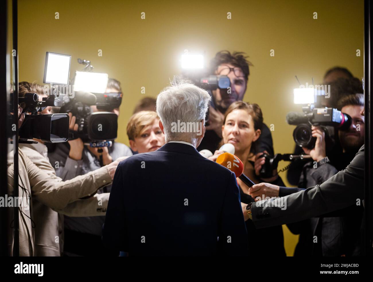 THE HAGUE - Ronald Plasterk arrives for the debate on his final report ...