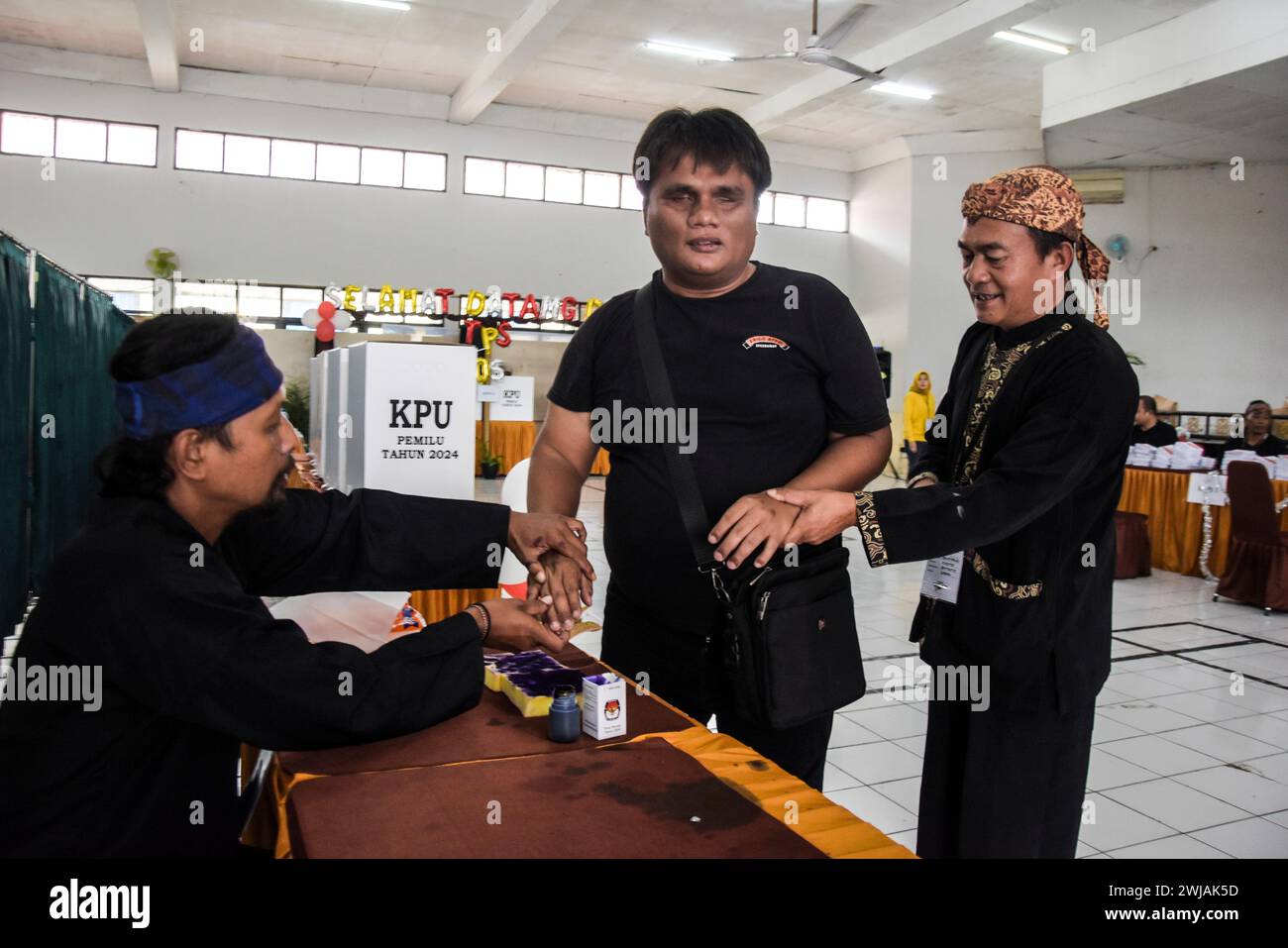 Dipping in ink hi-res stock photography and images - Alamy