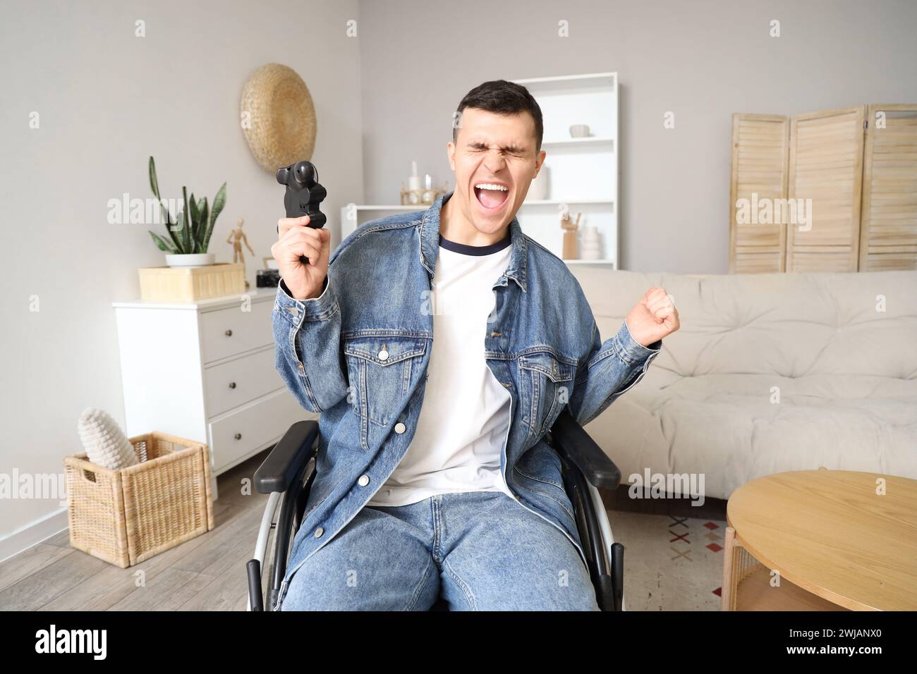 Smiling wheelchair game hi-res stock photography and images - Alamy