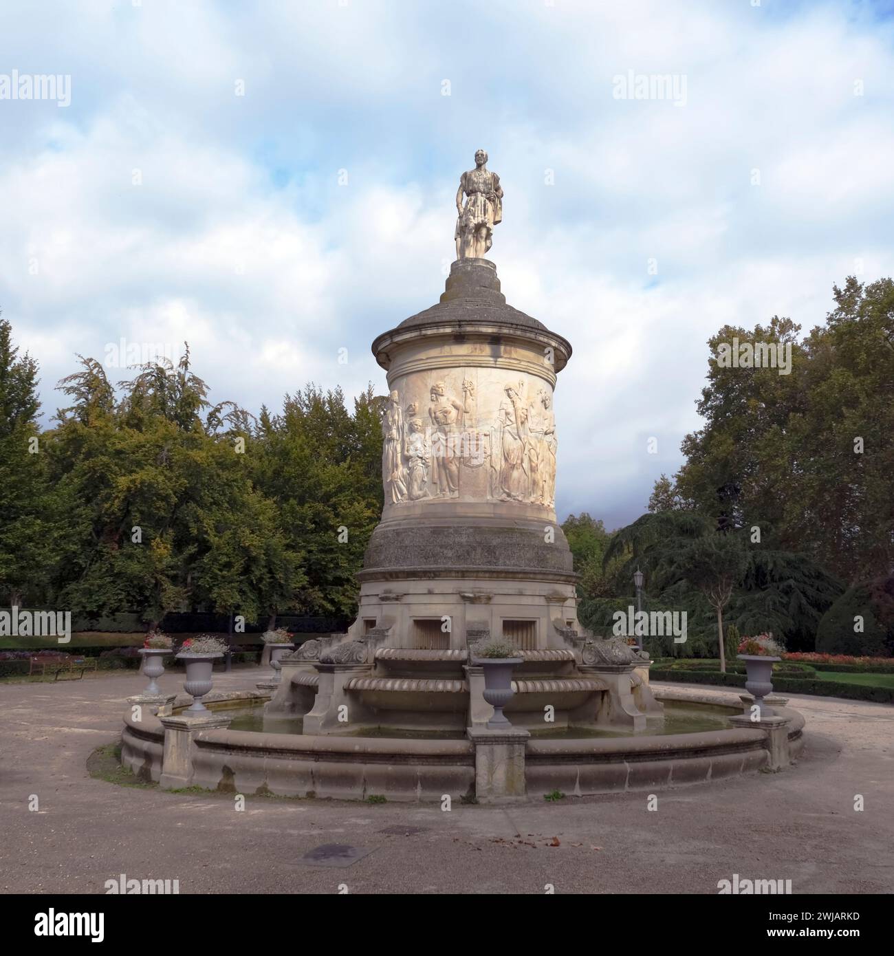 Monument to Julián Gayarre, a famous Spanish singer, Taconera park ...
