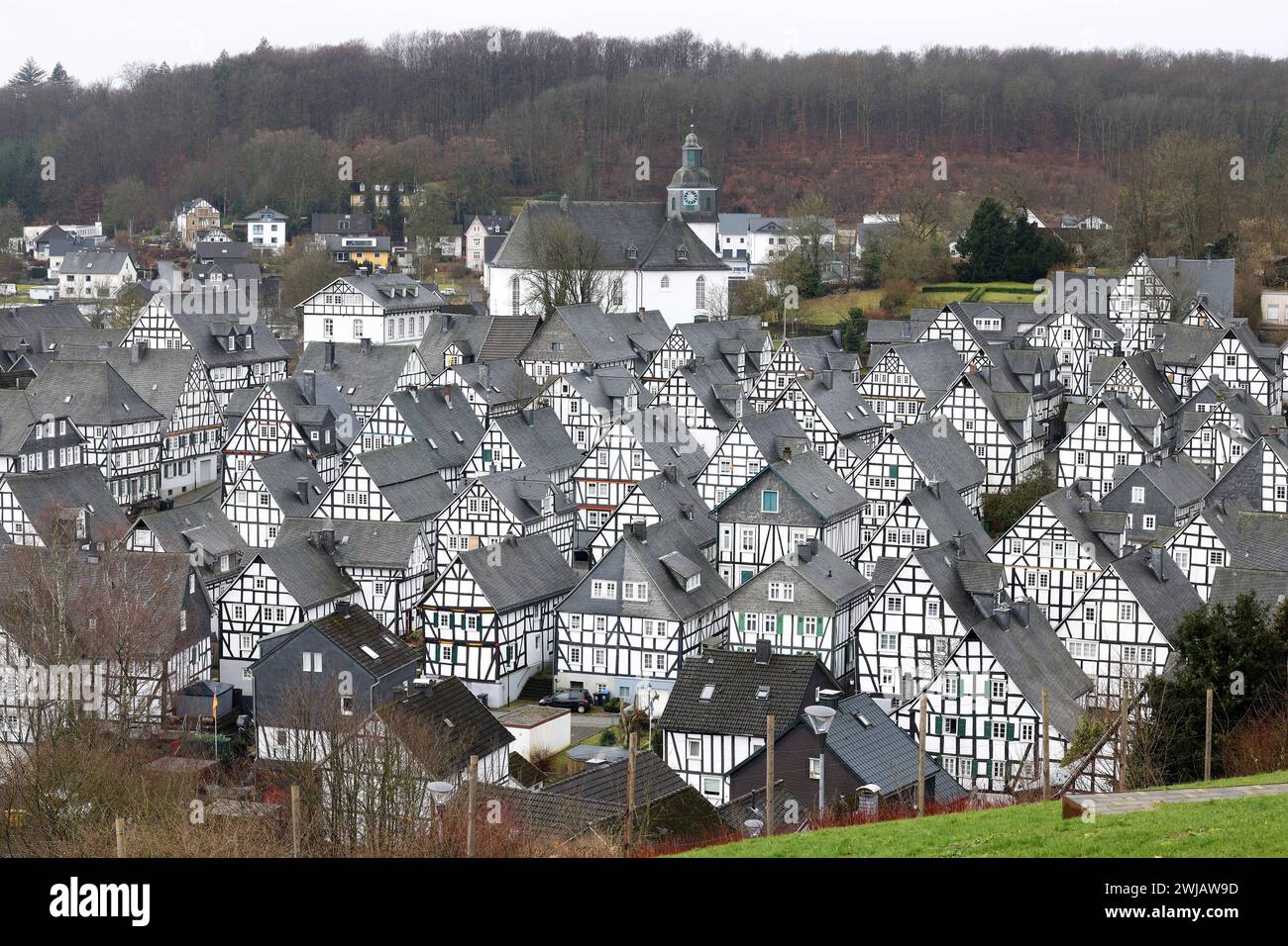 Die Altstadt von Freudenberg mit ihren Fachwerkhaeusern Fachwerkhäusern. Oberhalb der Altstadt ...