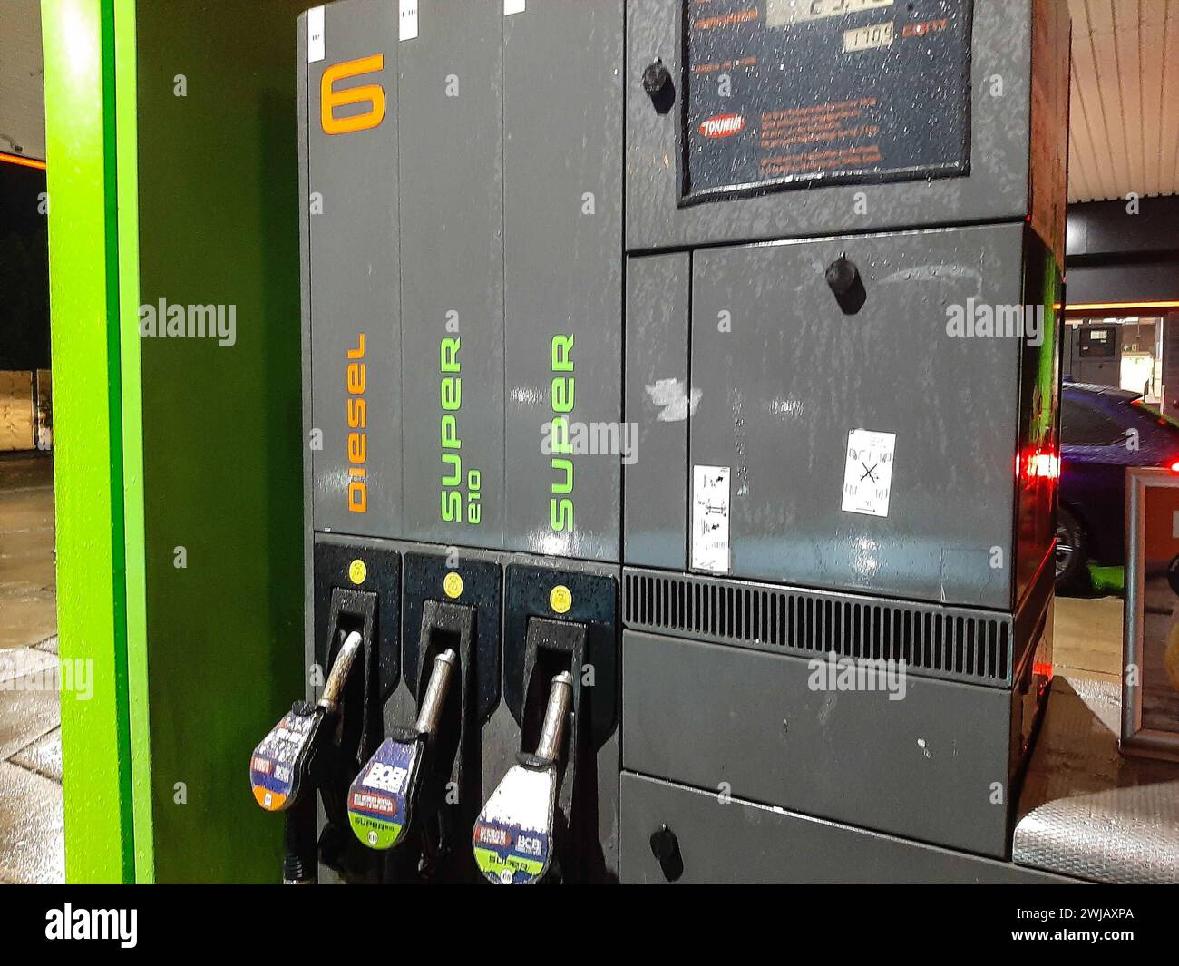 Zapfsäule einer Tankstelle *** Petrol pump at a filling station ...