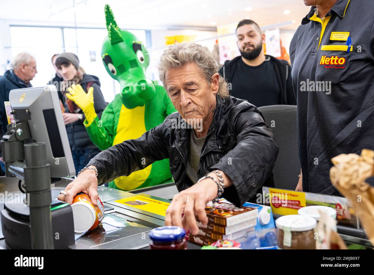 Supermarket children checkout hi-res stock photography and images - Alamy