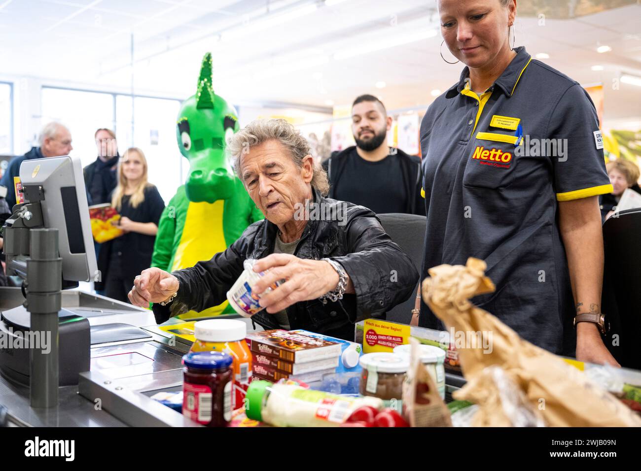 Supermarket children checkout hi-res stock photography and images - Alamy
