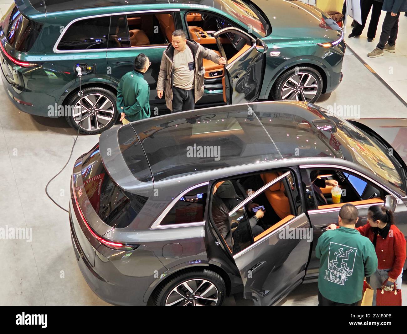 HENGSHUI, CHINA - FEBRUARY 14, 2024 - Consumers learn about Li Auto new ...