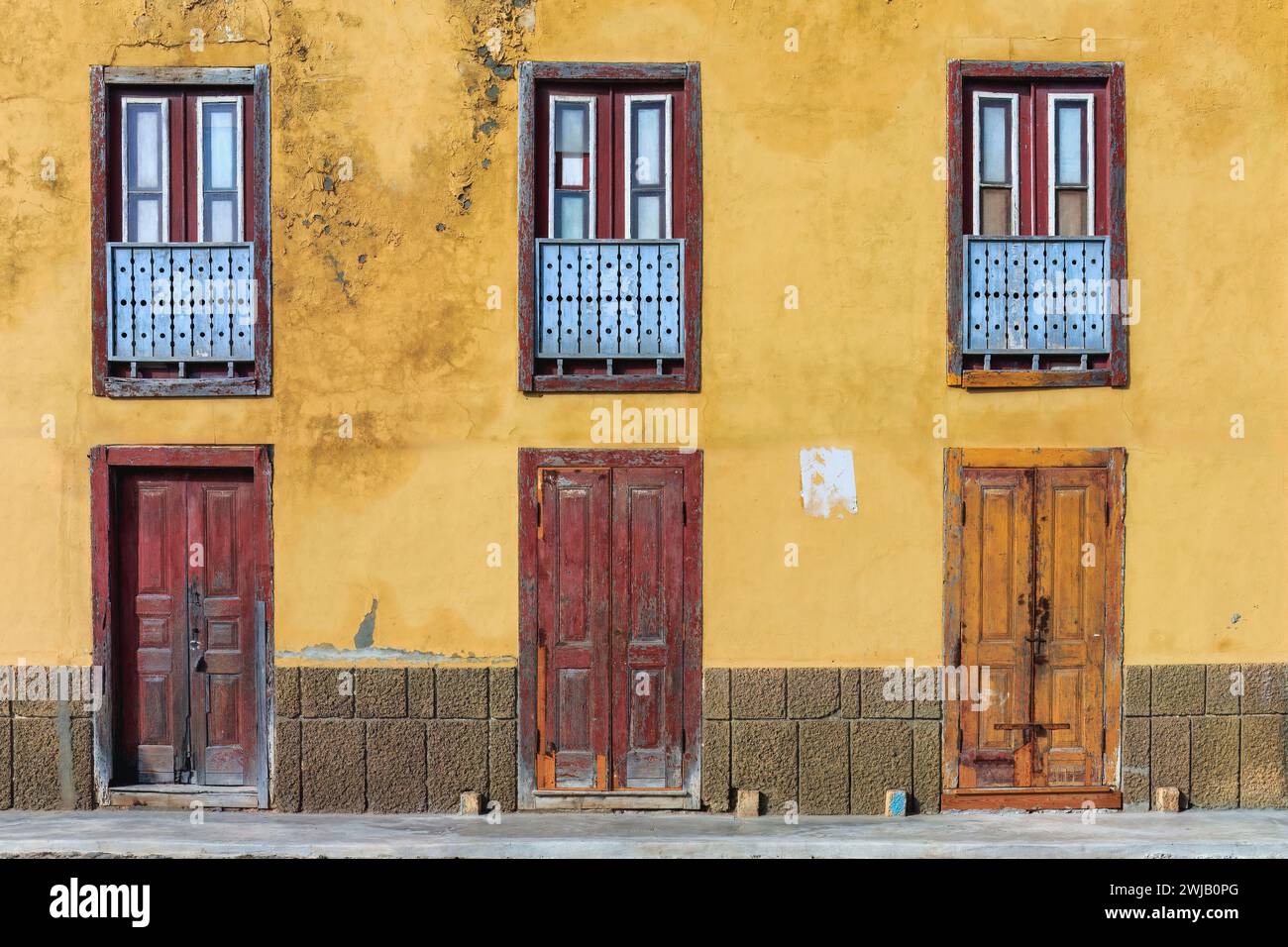 Boa A yellow house with simple doors and balconies captures Sal Rei's ...