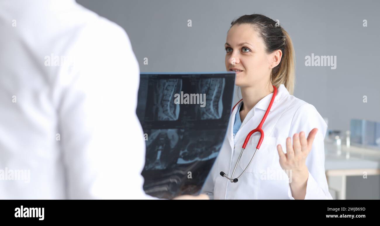 Doctors discussing patient diagnosis based x-ray Stock Photo - Alamy