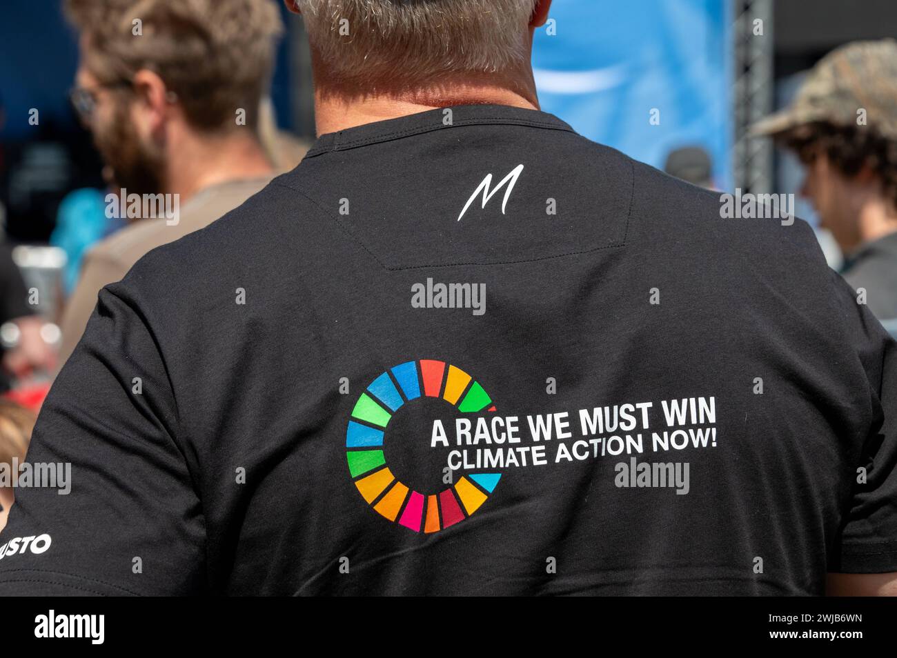 Mann mit schwarzem T-Shirt mit dem Symbol des Ocean Reace 2024 vom Team ...