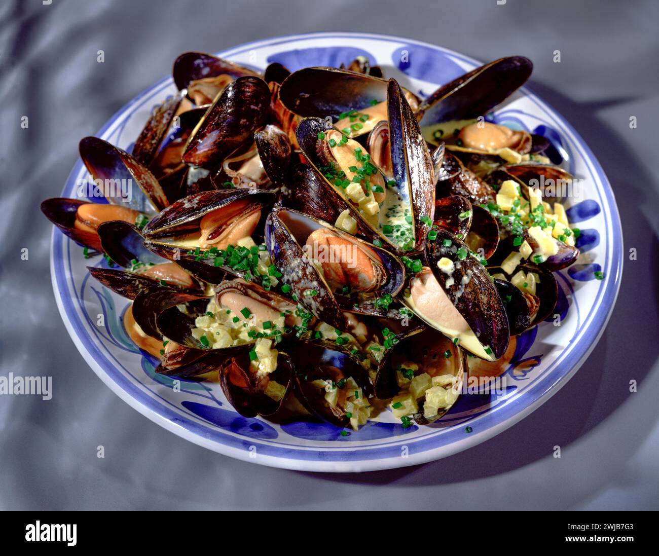Mussels on a plate ready to be eaten Stock Photo - Alamy