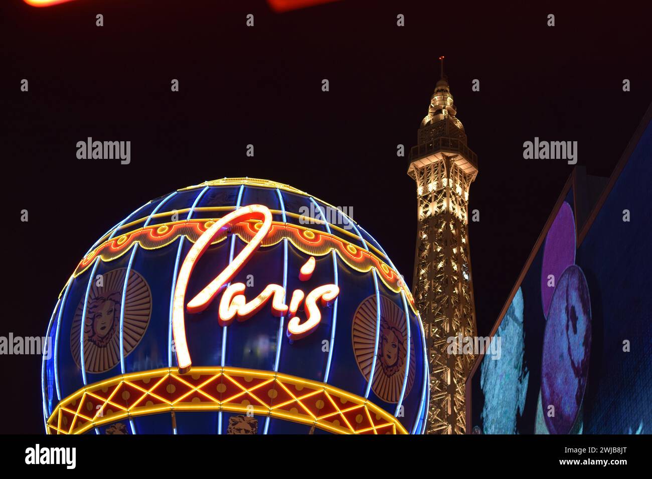 Las Vegas Paris Hotel iconic balloon and tower at night Stock Photo - Alamy
