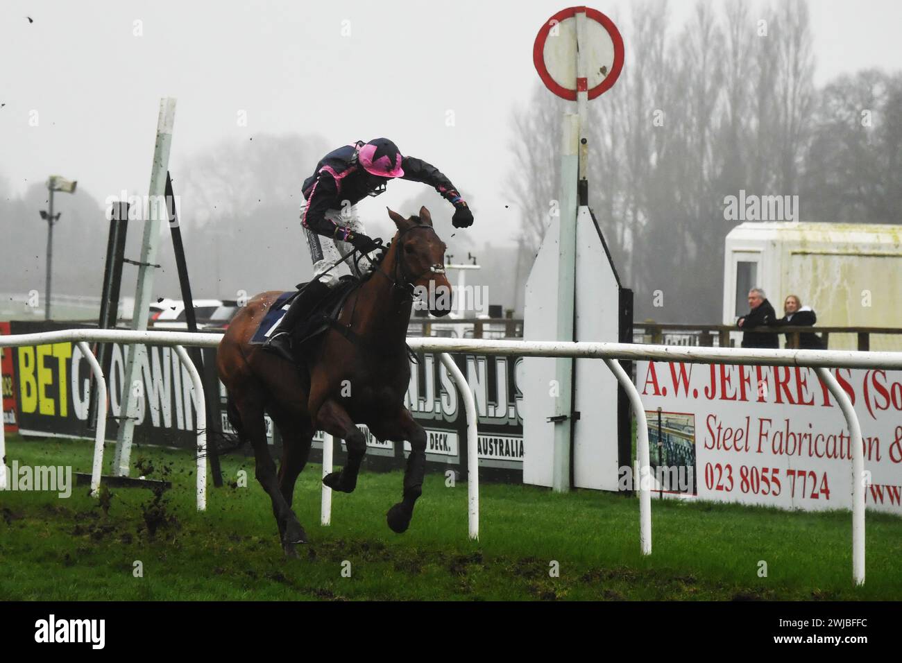 Fontwell, UK. 14th February 2024, Copper Cove, ridden by Benjamin Macey ...