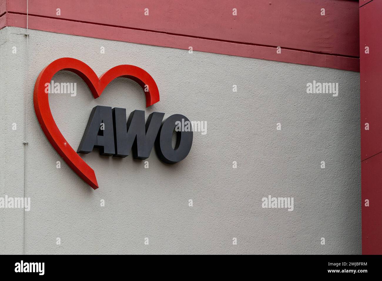 AWO-Logo an der Fassade eines Pflegeheims 14.02.24, Diez: Symbolfoto ...
