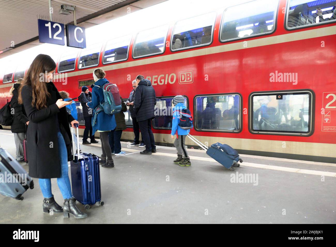 Regio Zug im Hbf. Hannover am 12.02.2024 *** Regio train at Hanover ...