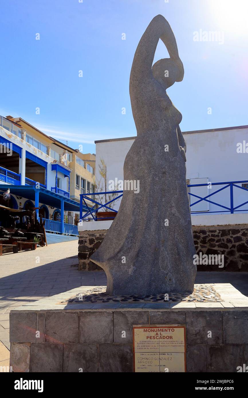 Monumento Al Pescador statue of woman looking out to sea by Paco Curbel ...