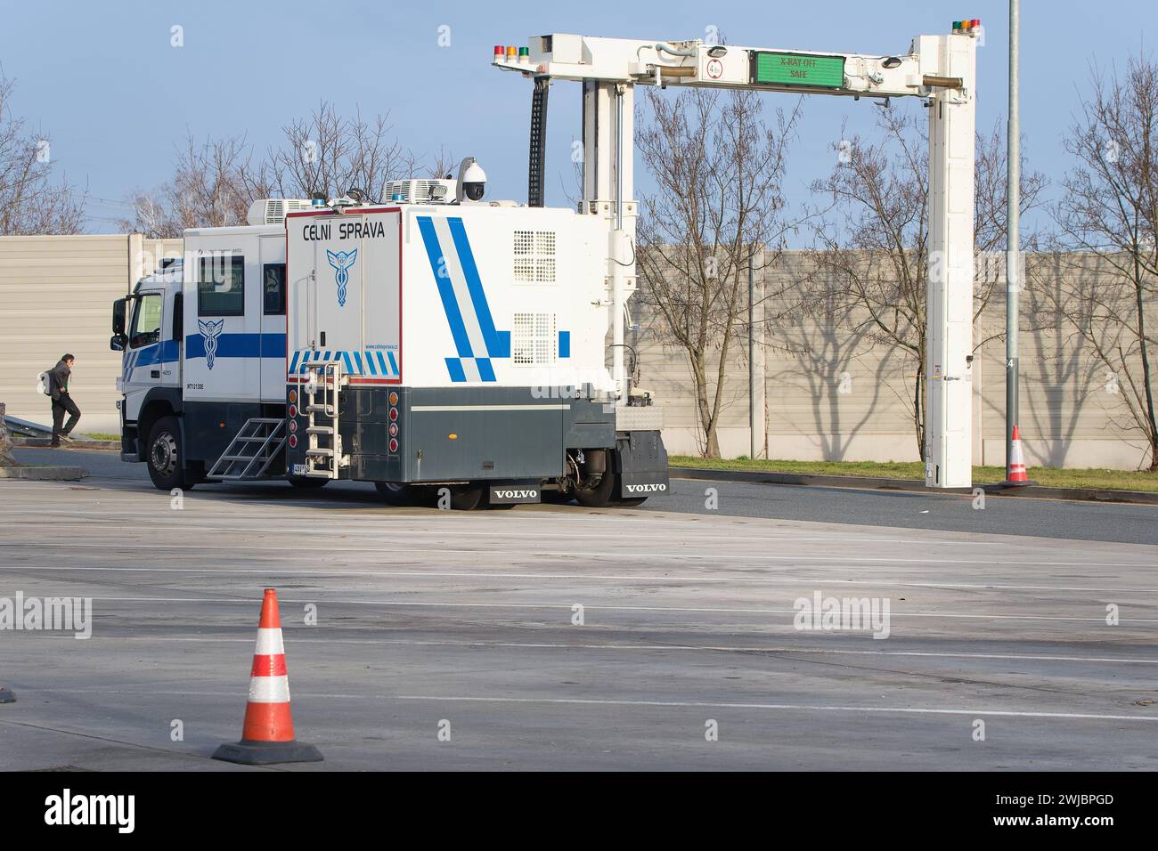 Inspection of a truck with a mobile high-capacity X-ray machine ...