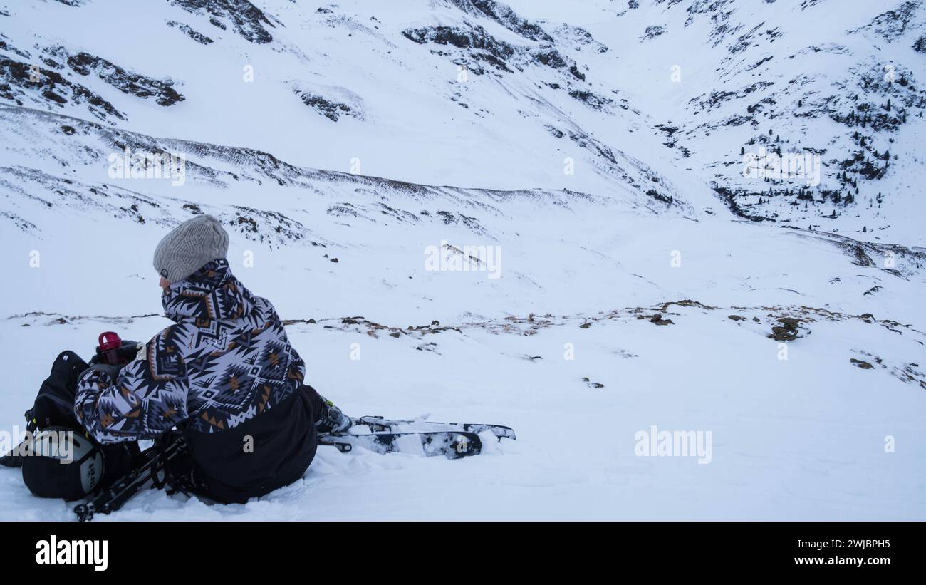 Skier sitting down hi-res stock photography and images - Alamy