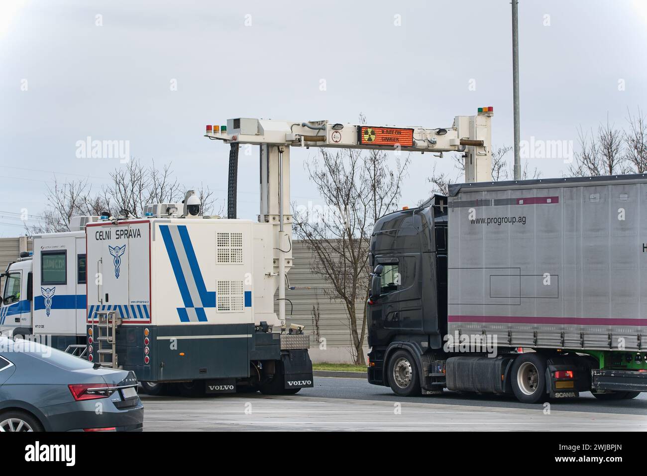 Inspection of a truck with a mobile high-capacity X-ray machine ...