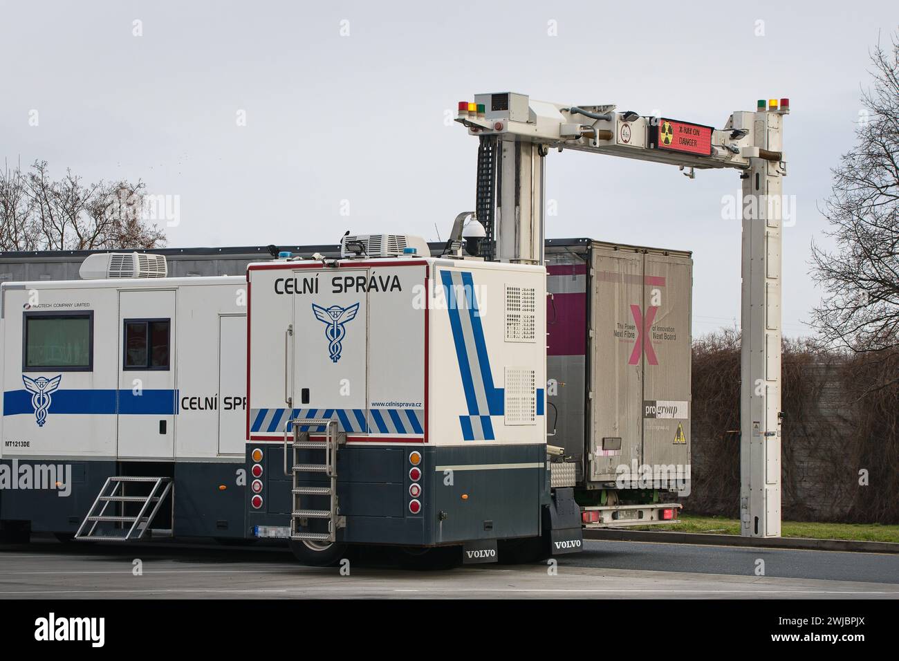 Inspection of a truck with a mobile high-capacity X-ray machine ...