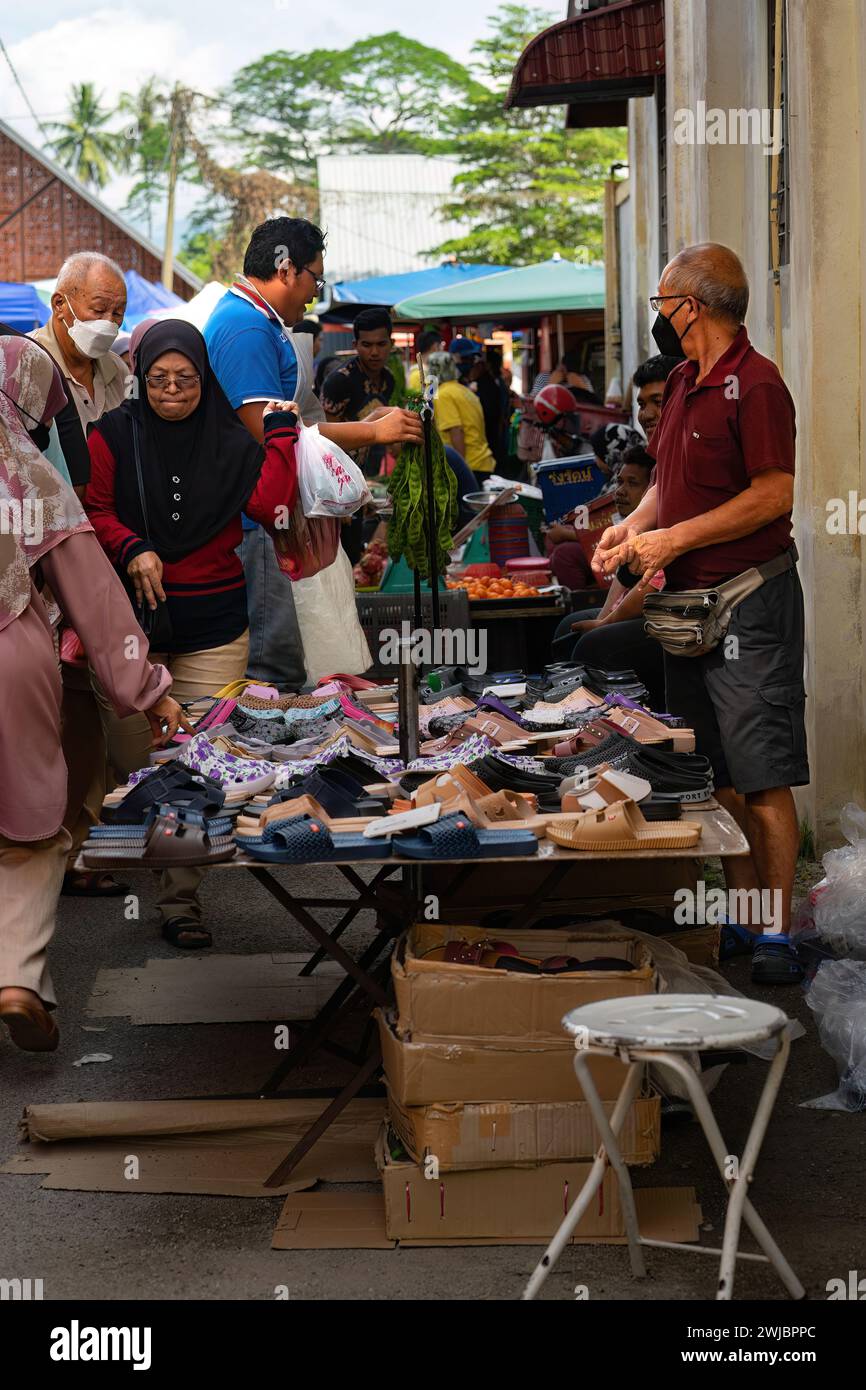 a busy stall at the morning market in Karai, Kuala Kangsar Stock Photo ...