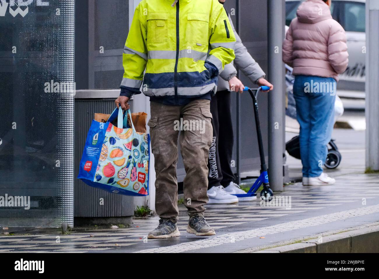 Düsseldorf 14.02.2024 Tram U-Bahn Strassenbahn Bus ÖPNV 49-Euro-Ticket ...