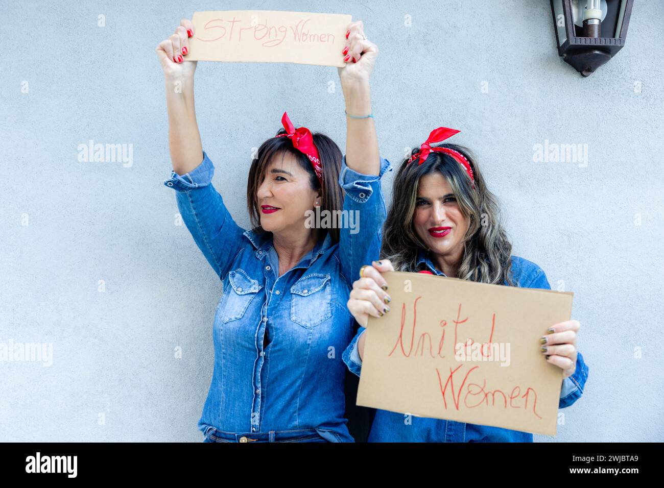 Female models holding signs hi-res stock photography and images - Alamy