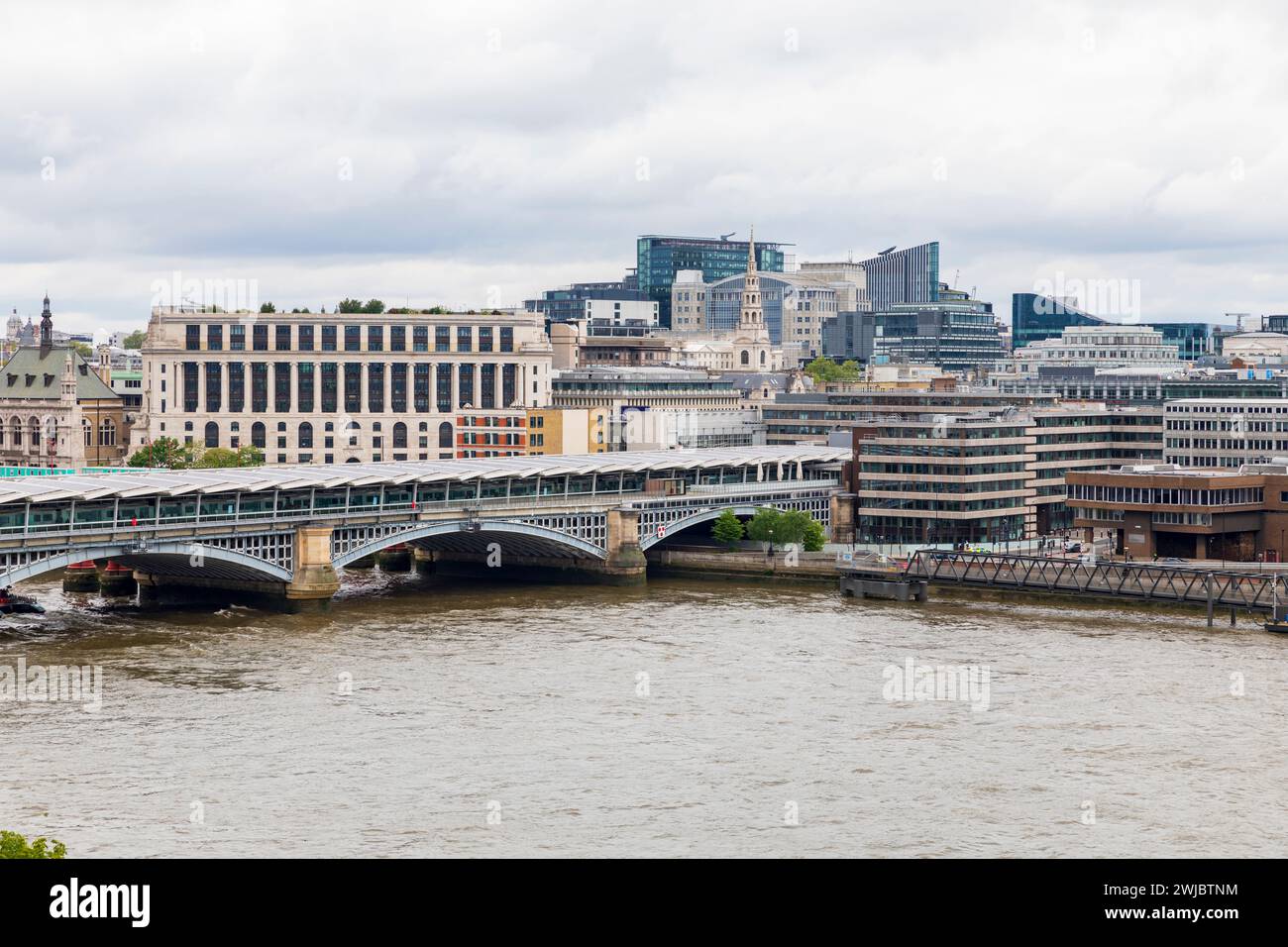 Blackfriars Railway Station Bridge Stock Photo - Alamy