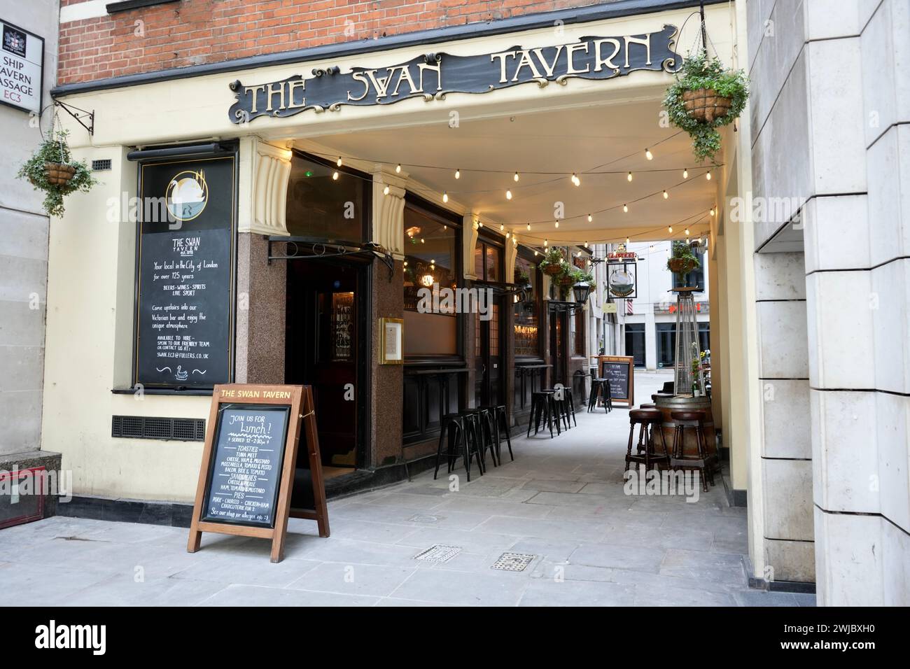 The Swan Tavern, Ship Tavern Passage, Gracechurch St, London. Historic ...