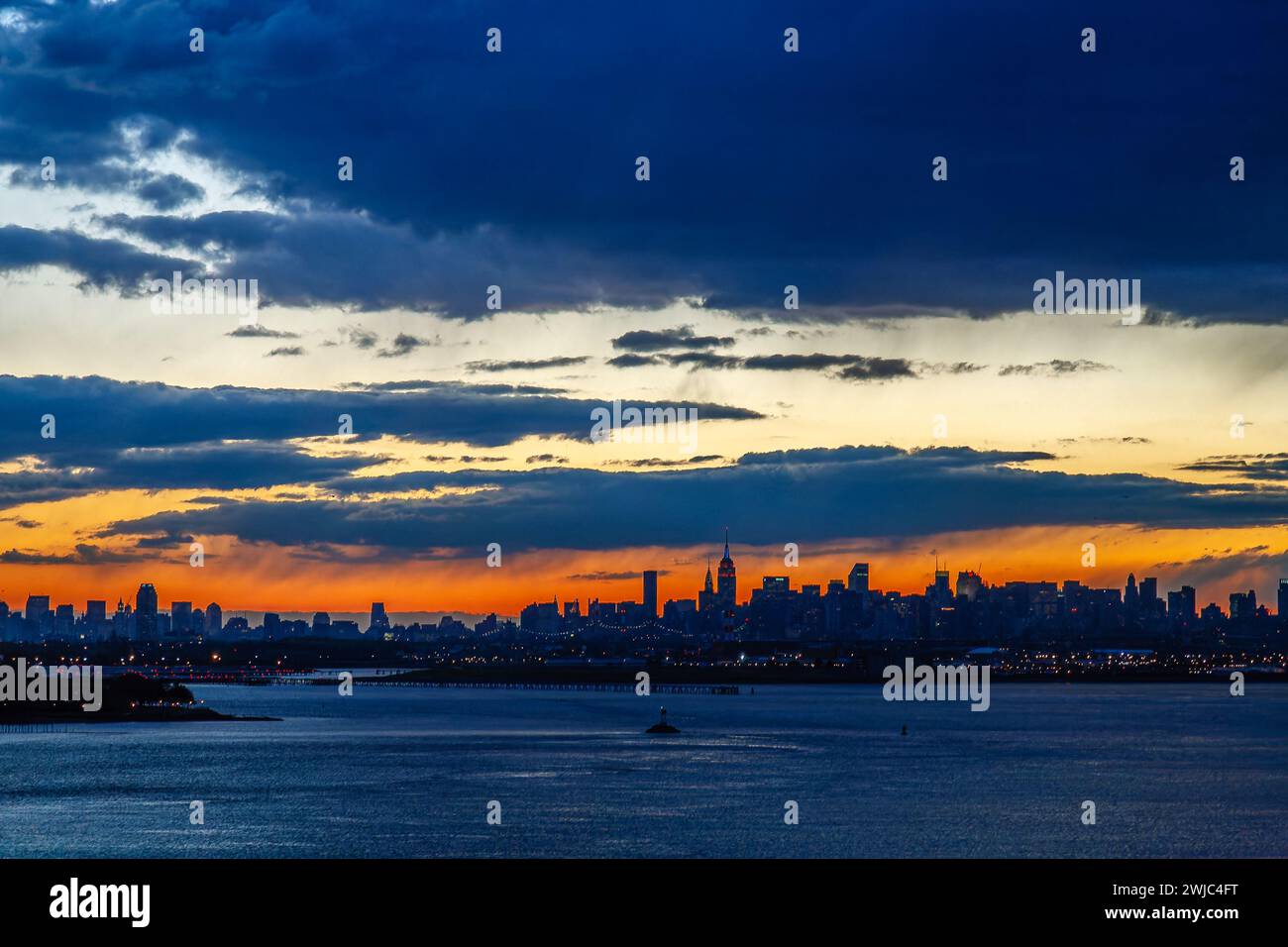 Nyc skyline silhouette hi-res stock photography and images - Alamy