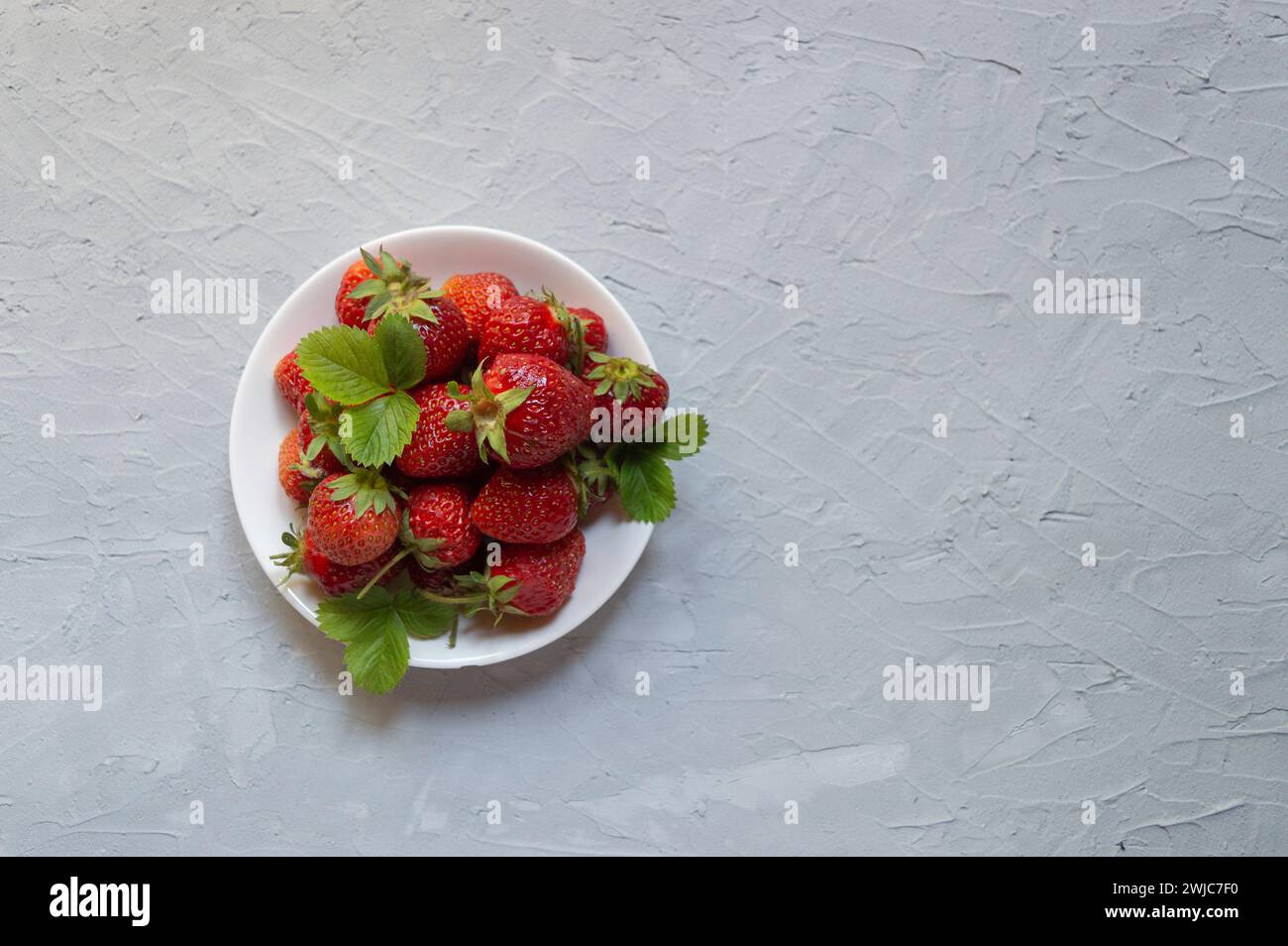 Strawberries background. Fresh strawberry on plate. Food background ...