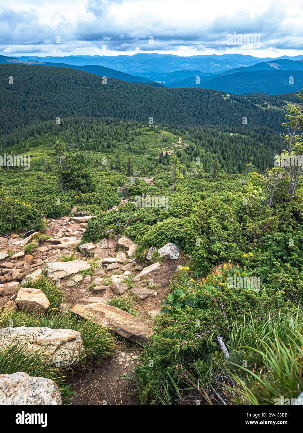 Rocky path leading down mountain hi-res stock photography and images ...