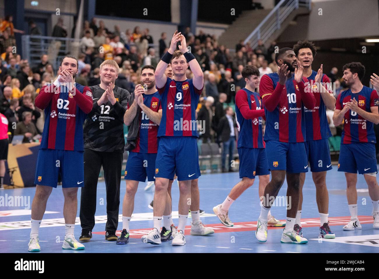 Barcelona's players thank the audience after the victory in the ...