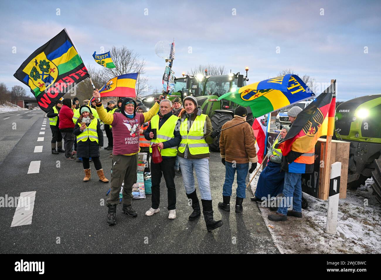 Bauernprotest Rostock Kessin, 08.01.2024. Bauern benutzen ihre ...