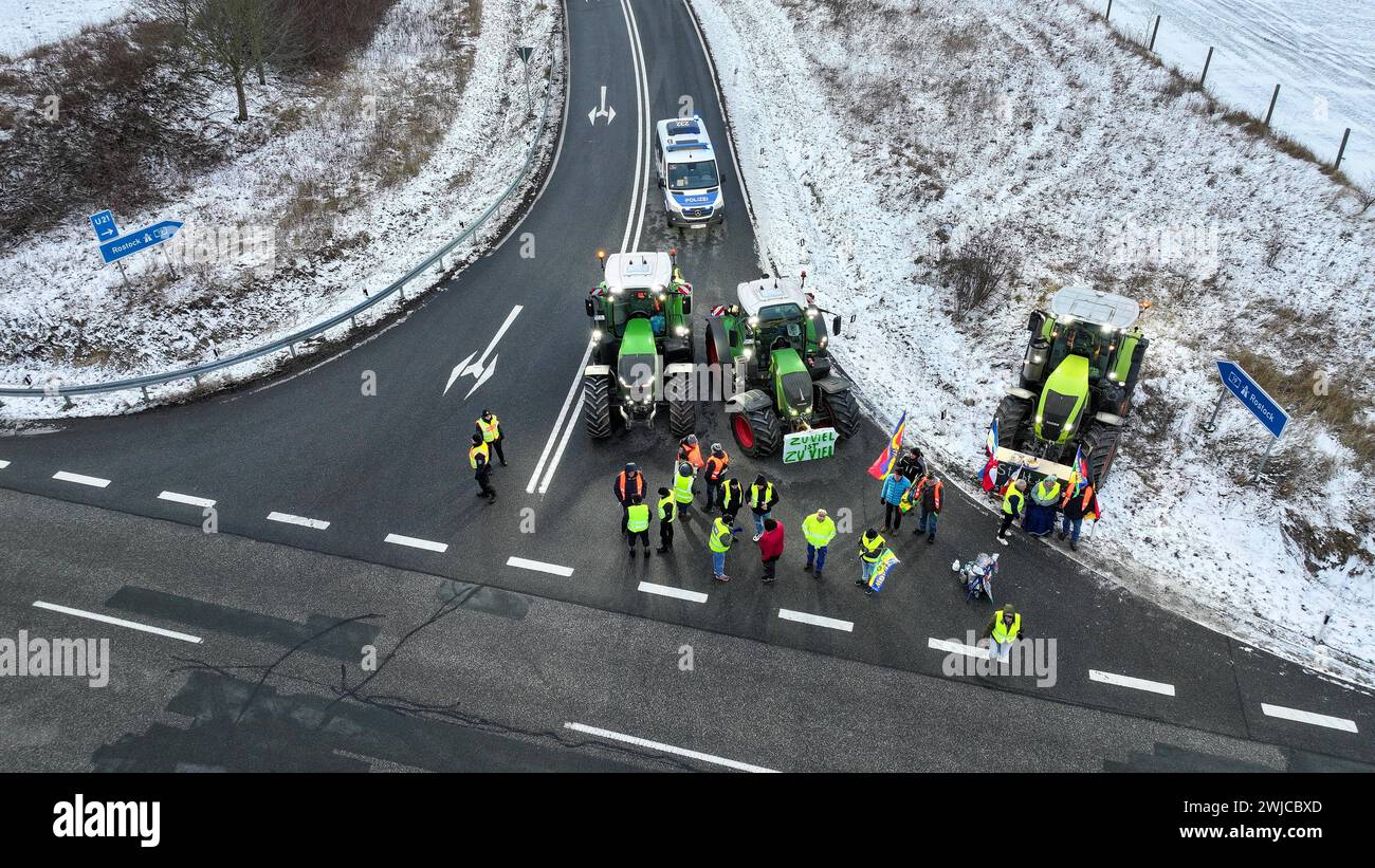 Bauernprotest Rostock Kessin, 08.01.2024. Bauern benutzen ihre ...