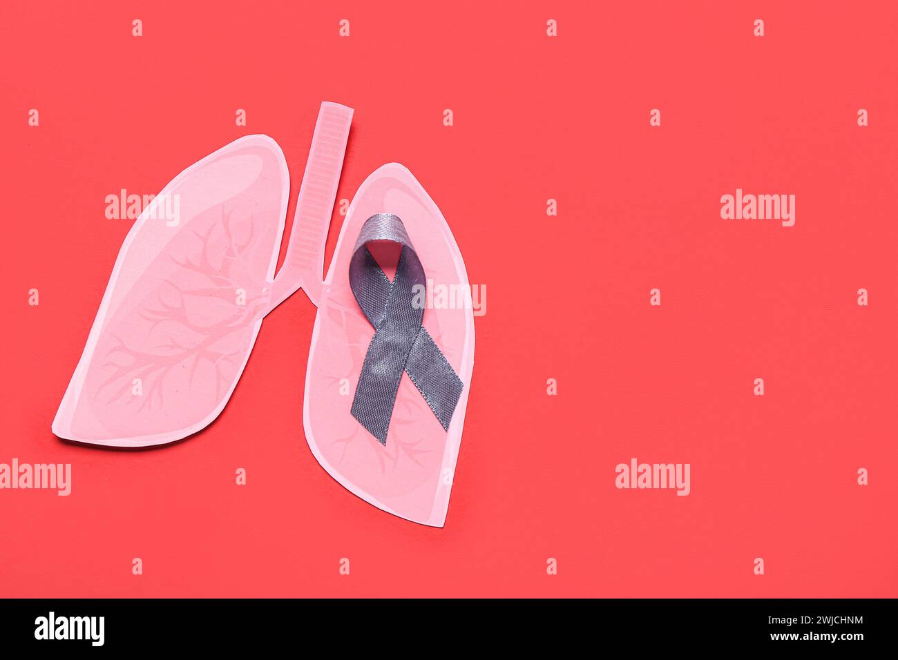 Paper lungs with grey ribbon on red background Stock Photo - Alamy