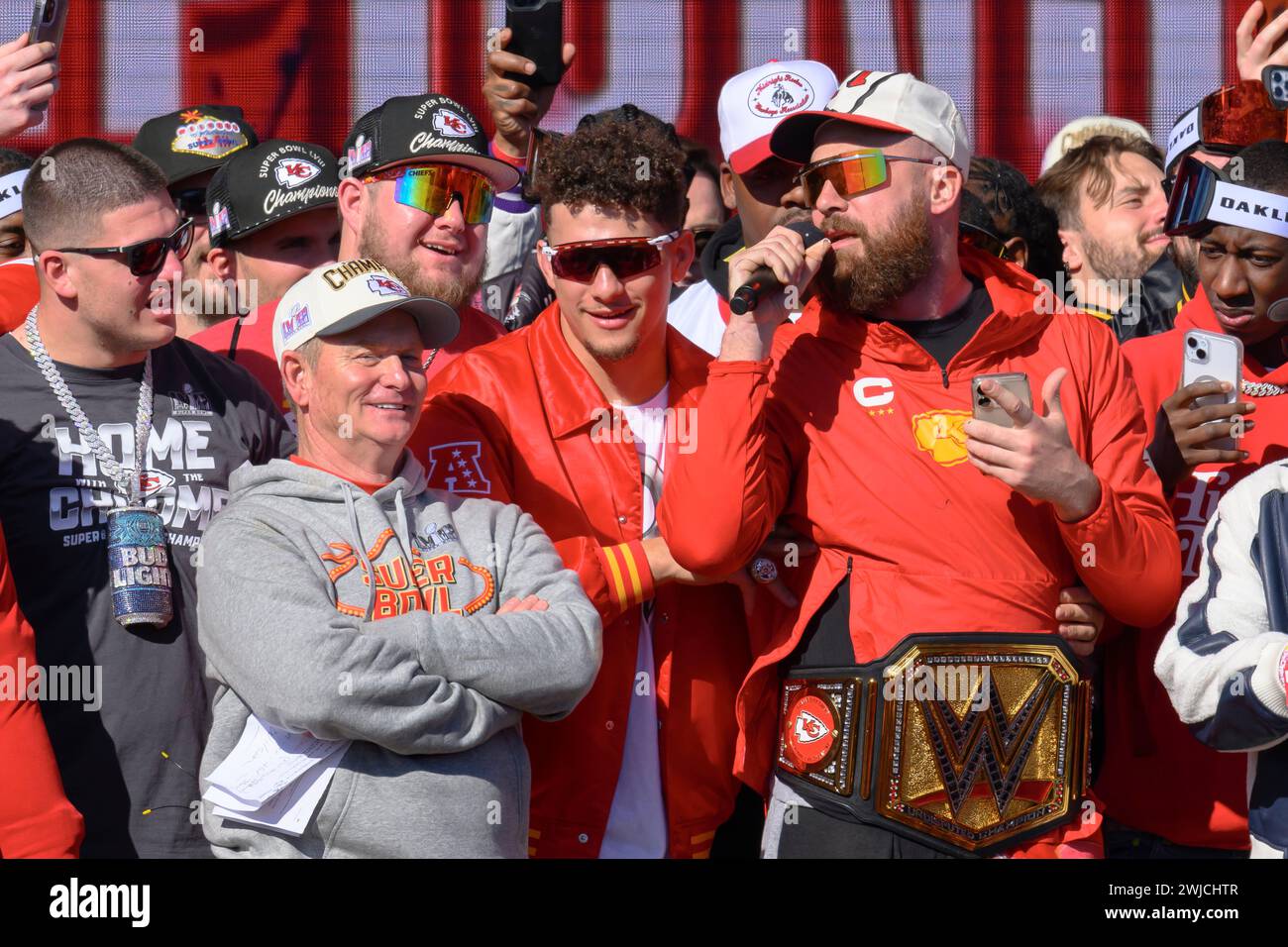 Kansas City Chiefs tight end Travis Kelce, right, serenades the crowd ...