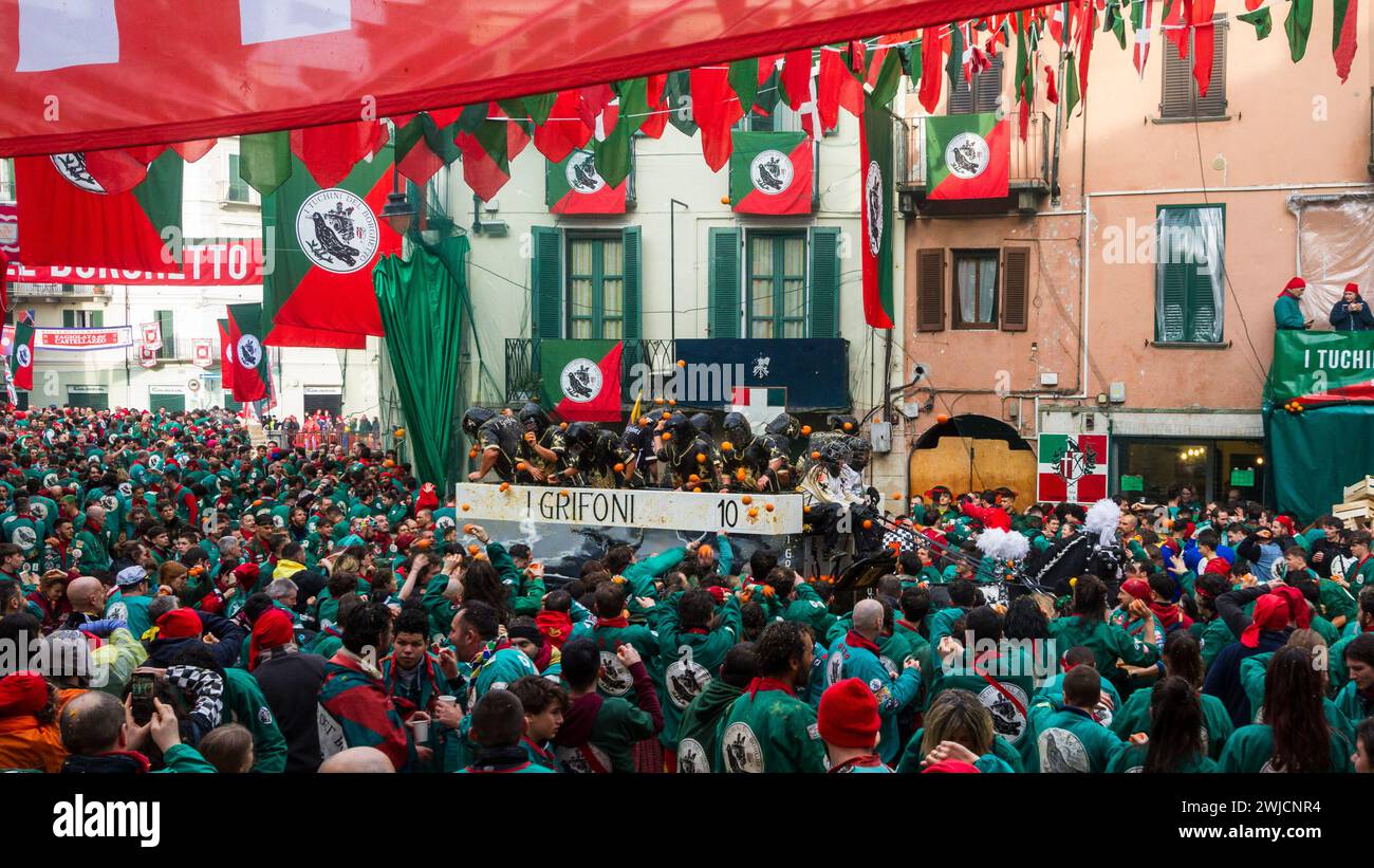 Ivrea, Italy. 12th Feb, 2024. Orange throwers fighting during the ...