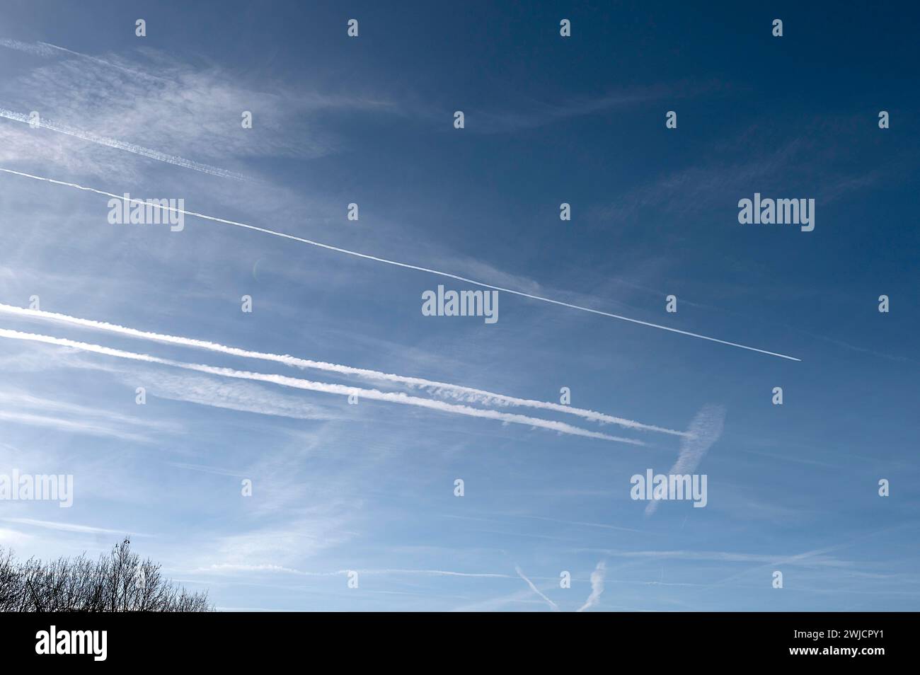 Blue sky contrail hi-res stock photography and images - Alamy