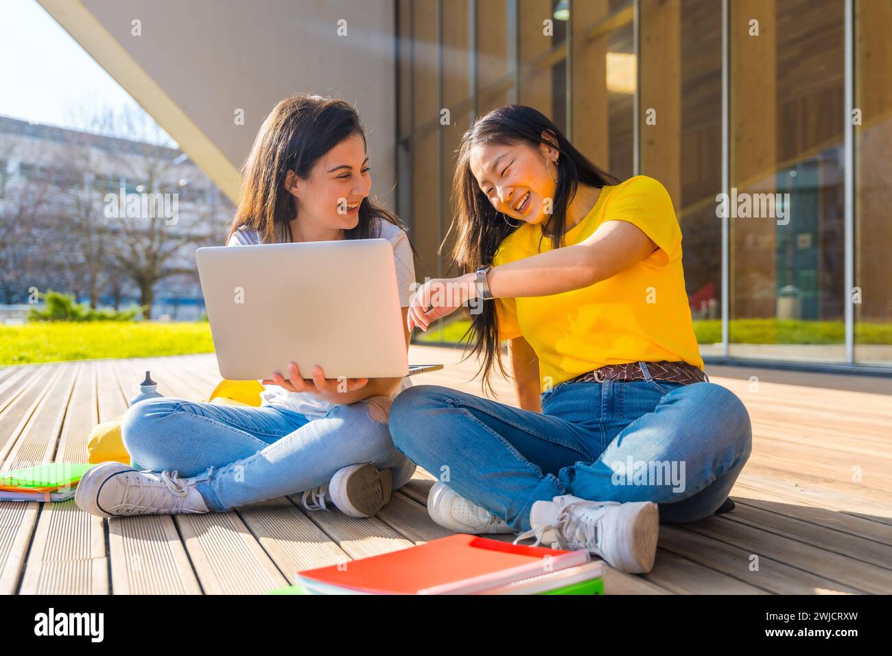 Two female students university hi-res stock photography and images - Alamy