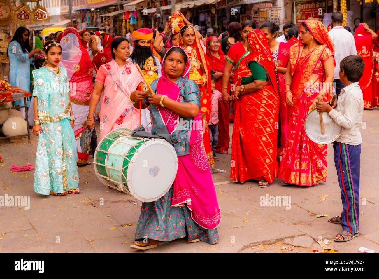 Gangaur procession in the streets of Jodhpur, Rajasthan, India Stock ...