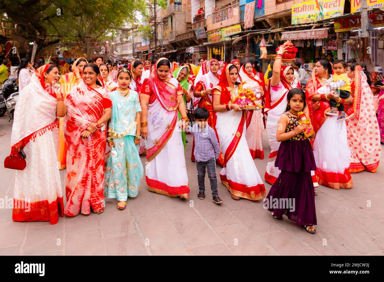 Gangaur procession in the streets of Jodhpur, Rajasthan, India Stock ...