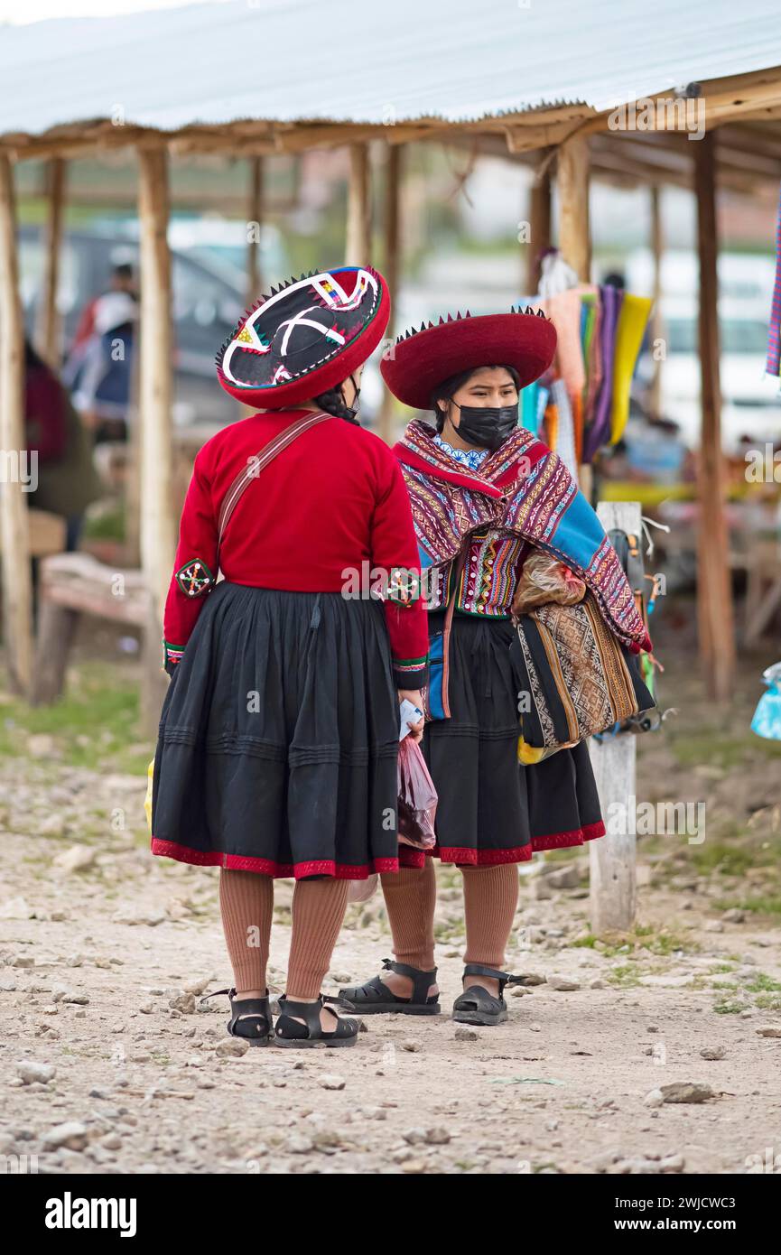 Peruvian woman in traditional traditional costume at the indigenous ...