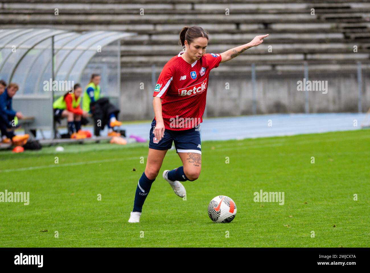Tess Laplacette of LOSC Lille controls the ball during the Women's ...