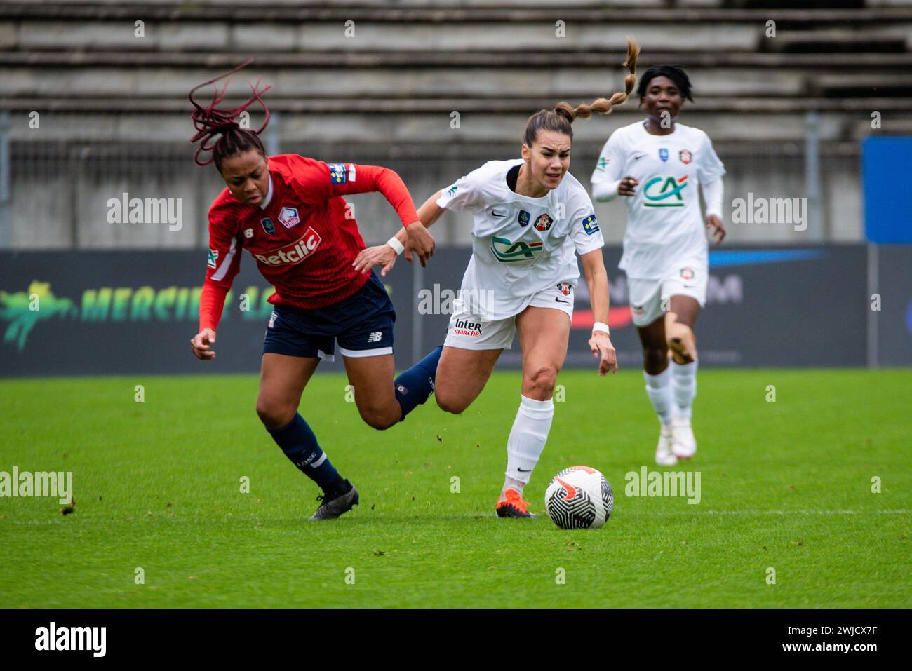 Jessy Roux of LOSC Lille and Charlotte Fernandes of FC Fleury 91 fight ...
